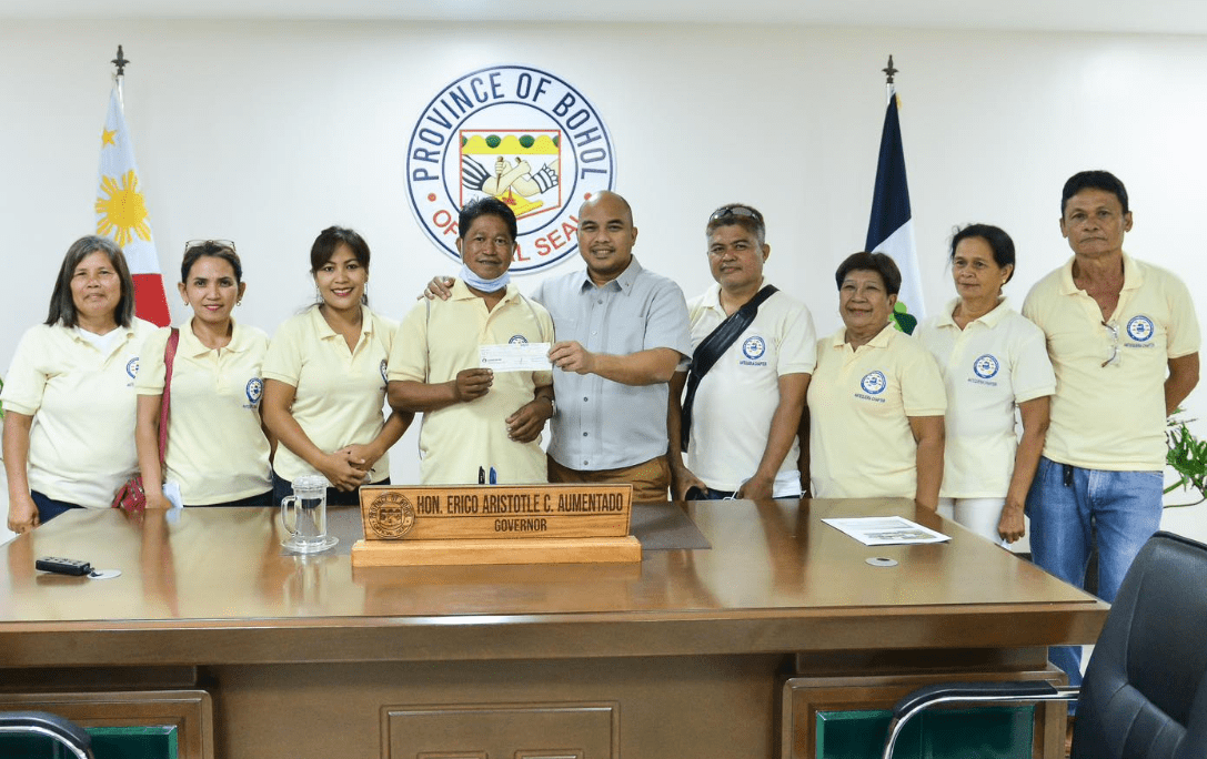 Aris turns over cash assistance to 6 brgys. - Bohol Tribune